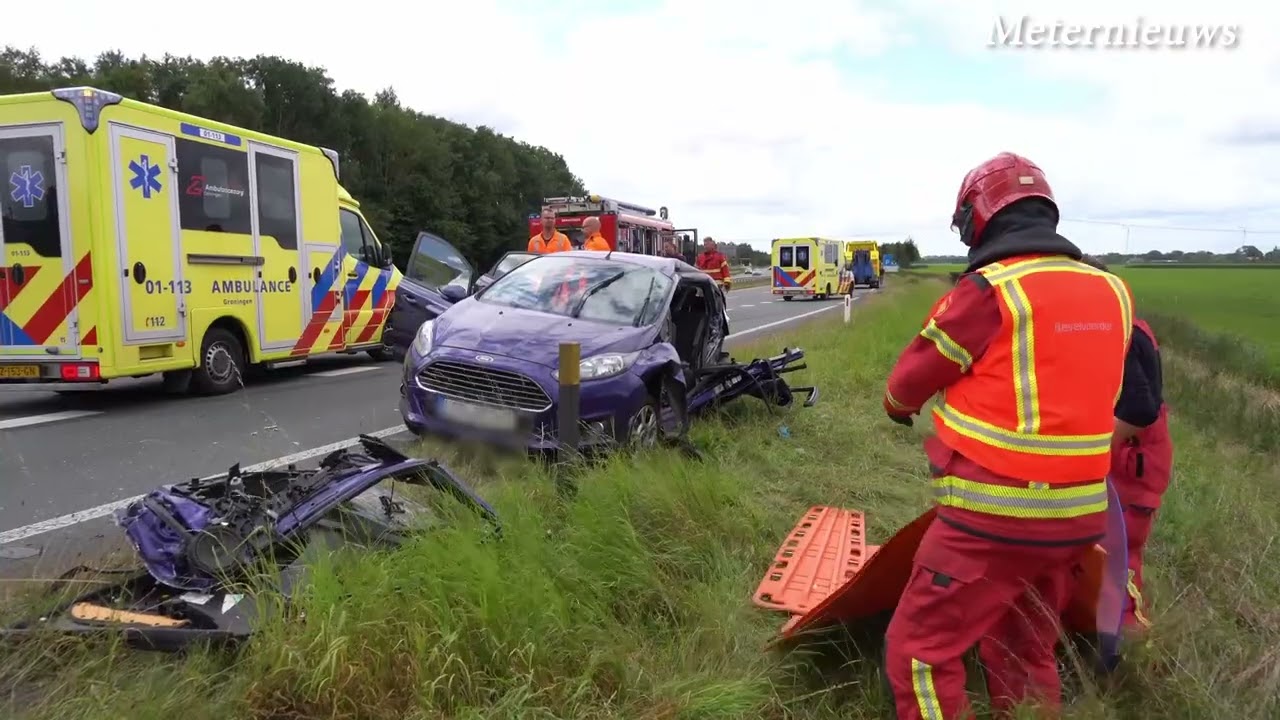 Drie gewonden bij zwaar ongeluk vrachtwagen/auto Nieuwe Pekela (Video)