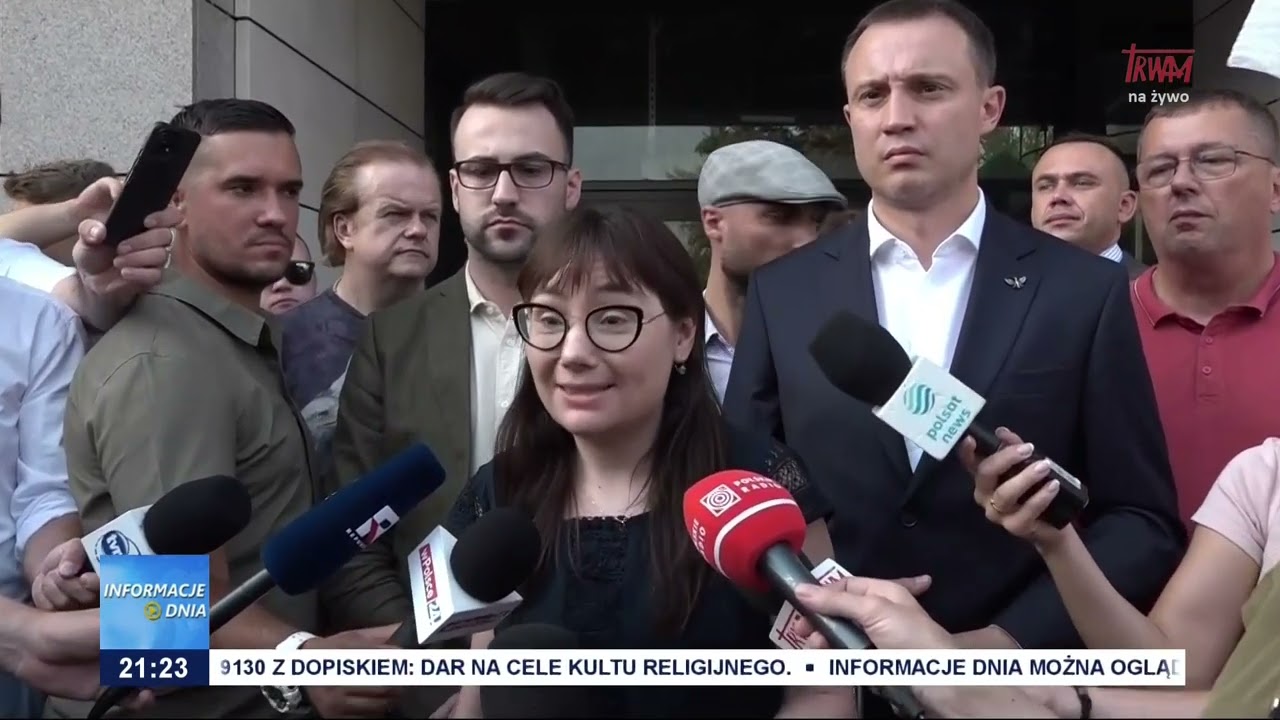 Na zlecenie prokuratury Policja wkroczyła do domu R. Bąkiewicza. Funkcjonariusze weszli również ...