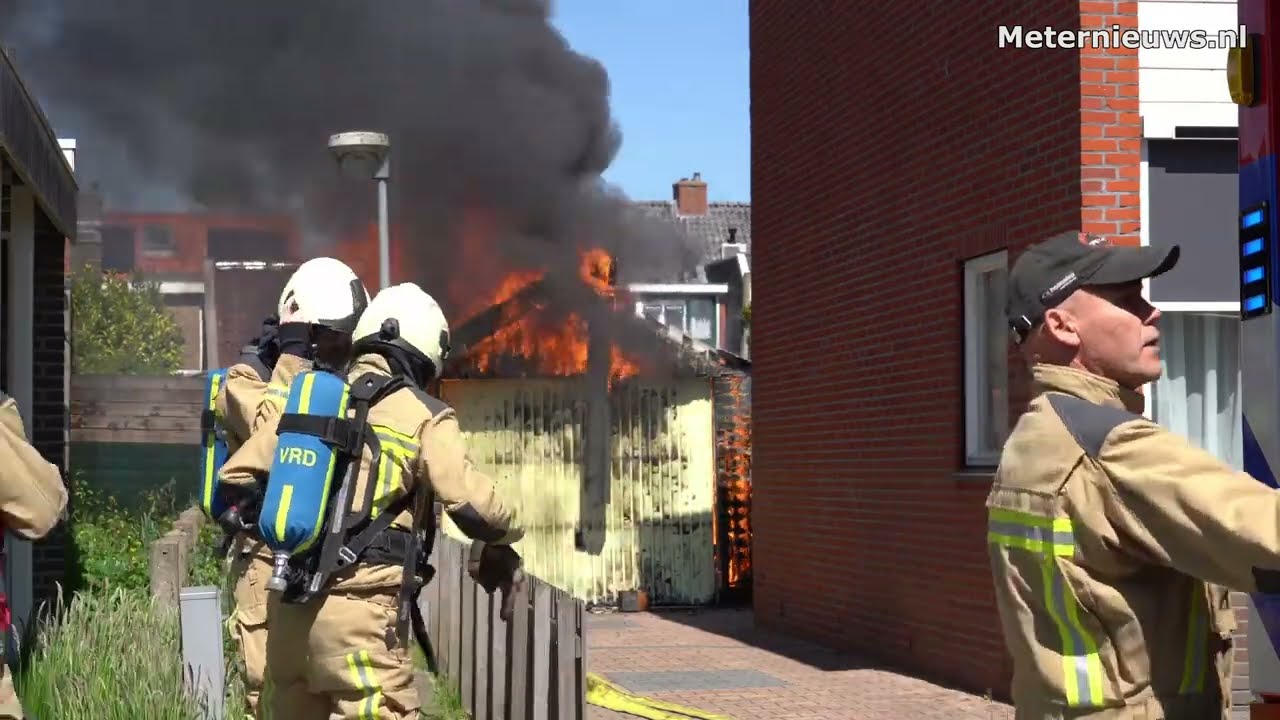 Felle uitslaande brand legt schuur in de as in Assen(Video)