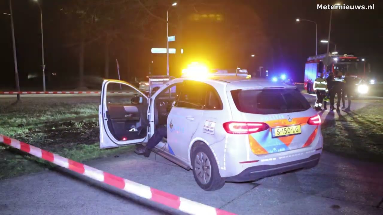 Automobilist botst na politie achtervolging tegen boom raakt ernstig gewond Emmen(Video)
