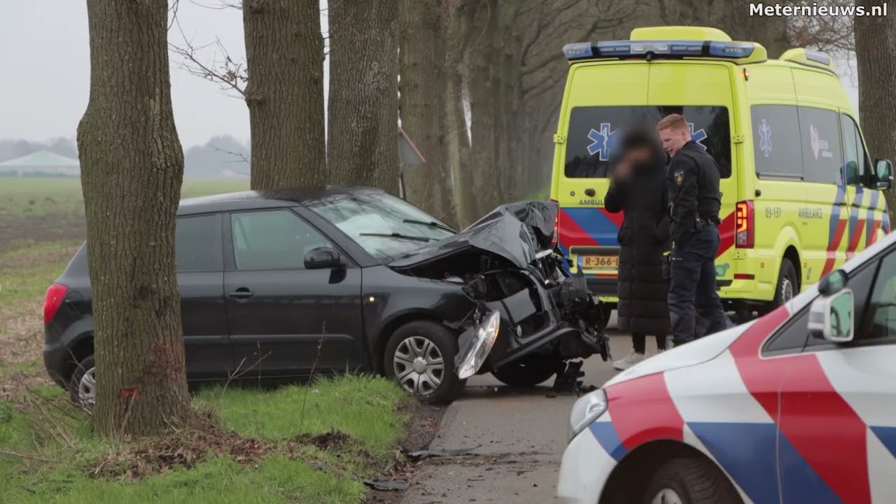 Auto van de weg en frontaal op boom in Emmen(Video)