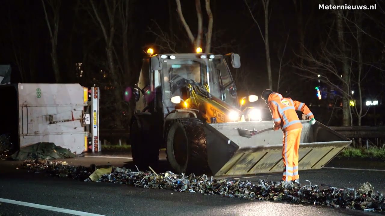 A7 Kolham afgesloten en bezaaid met oud ijzer gekantelde trailer(Video)