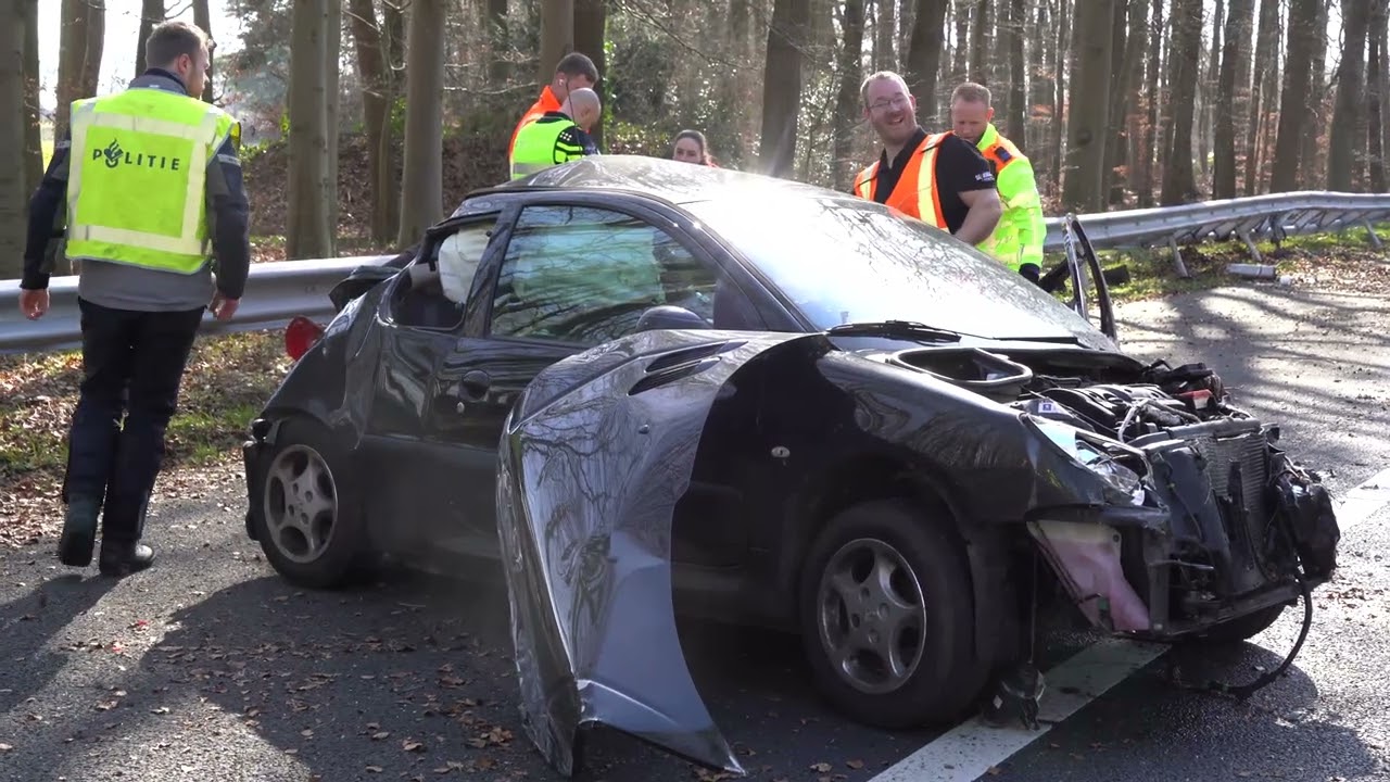 auto en vrachtwagen botsen op a28 Spier(Video)
