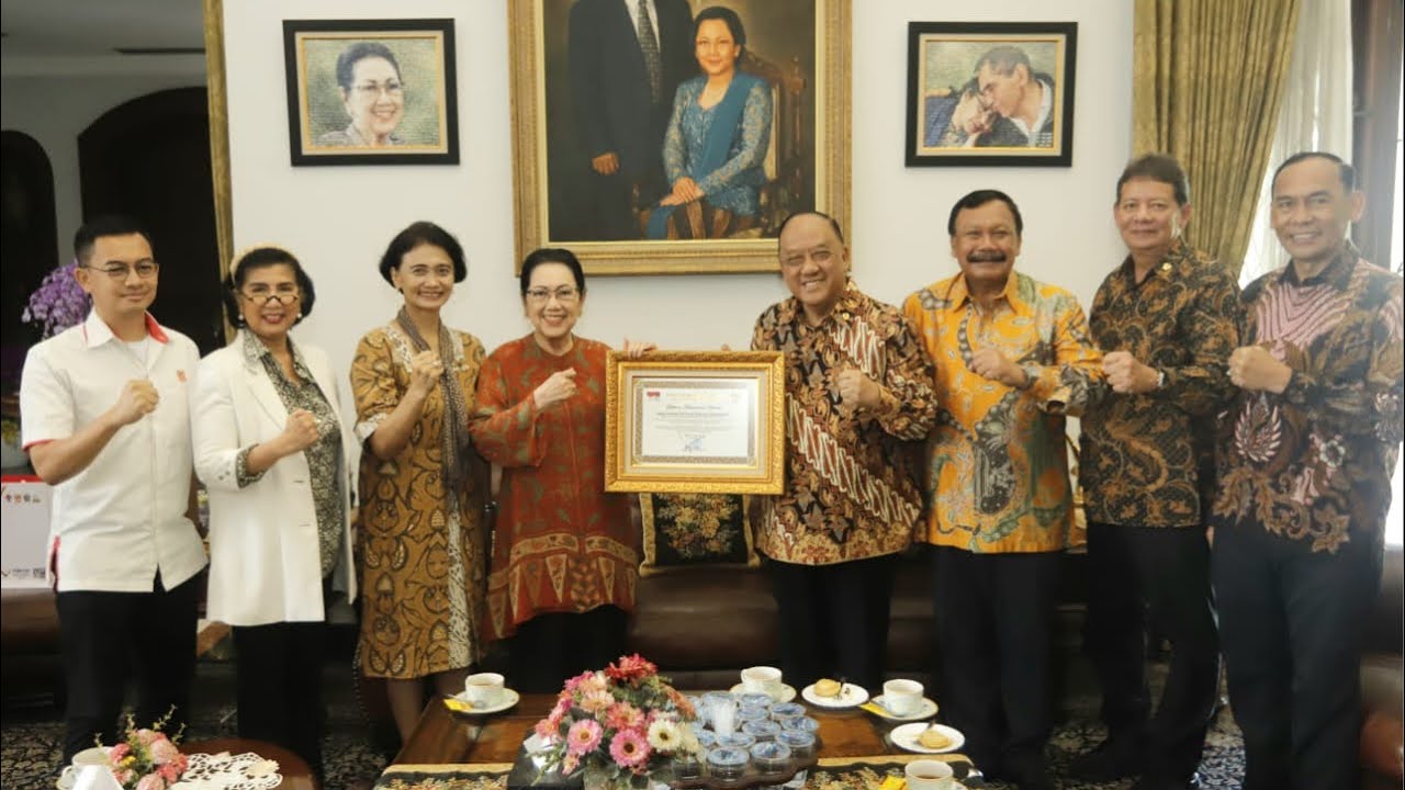 Ketum KONI Pusat Letjen TNI Purn Marciano Norman Berikan KONI Lifetime Achievement Award kepada ...