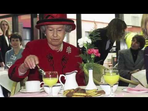 Video: The Queen´s Daily Routine Present Simple 🇬🇧👸🏽👑 – Divino English