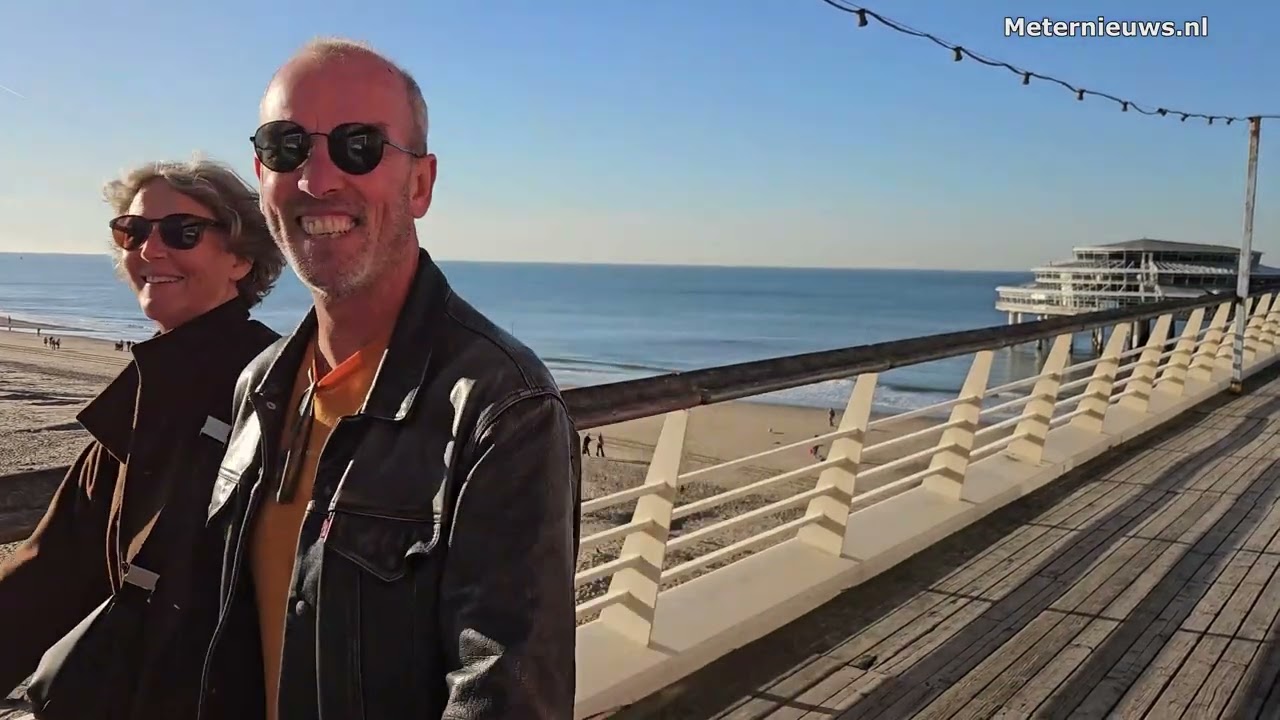 In het zonnetje op het strand van Scheveningen