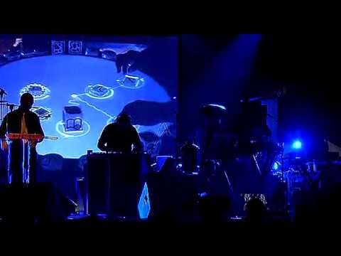 Must See Futuristic Synth Jam, Features Lord Theremin & Reactj On Reactable! – Synthtopia