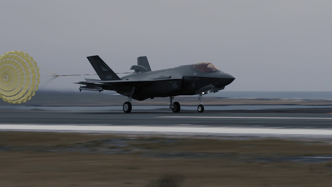 F 35 Arrival Island in strong cross wind
