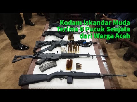 Video: Warga Aceh Serahkan 6 Senjata Api Sisa Konflik GAM | kumparan.com