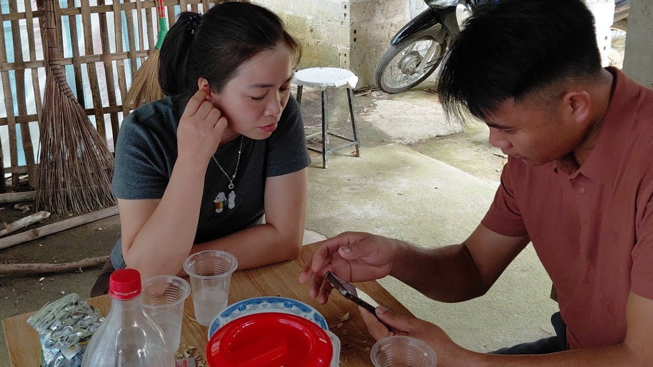 Ha and Nhan came to Tam's house to play. Tam was upset because he had been robbed of his money.
