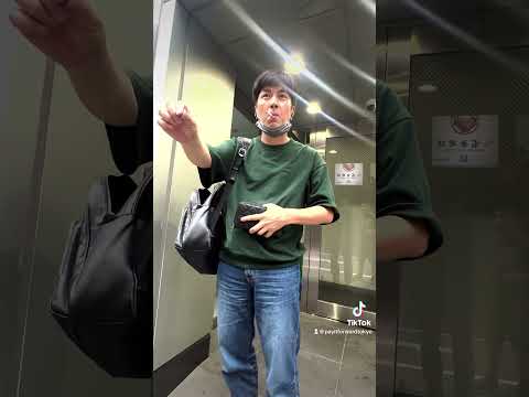 Someone is refusing (100USD) 10,000 Yen in Japan