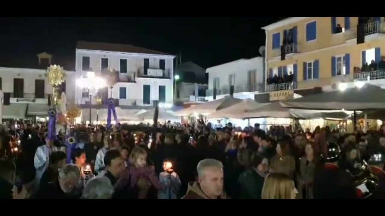 Εντυπωσιακή η περιφορά των Επιταφίων στη Λευκάδα | eReportaz