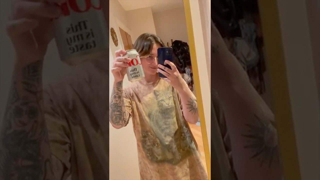 Boring old stock crazy cat lady strikes again😼