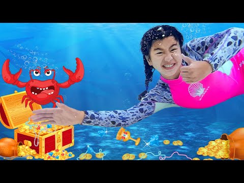 Children Found Toy Pirate Treasure Chest with Jannie Lyndon & Ellie | Kids Swimming Pool Toys