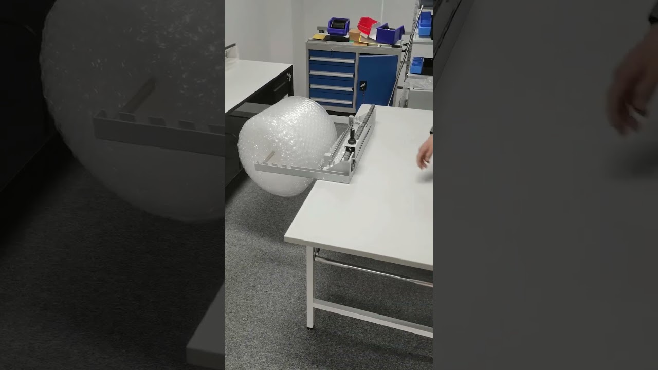 Packaging material cutter