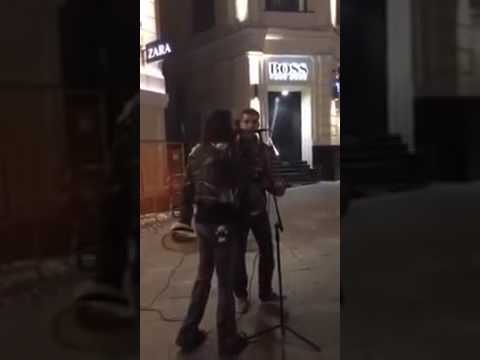 Steven Tyler plays with Russian street musician