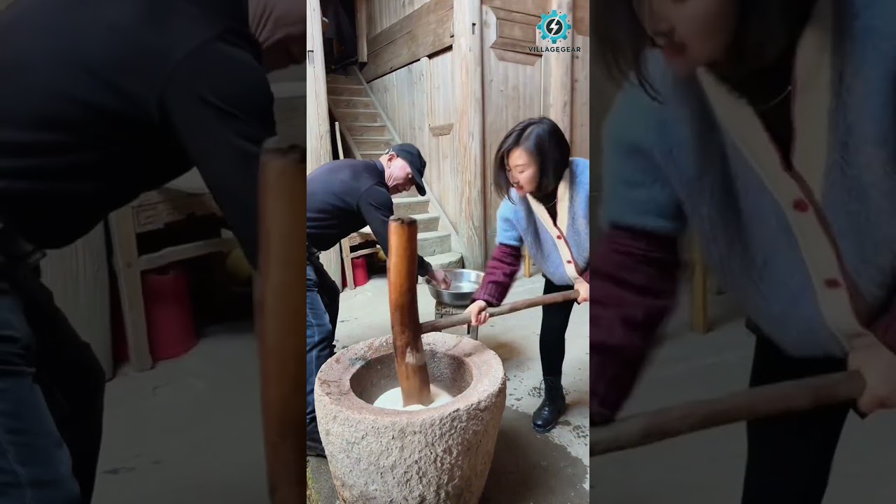 Make rice cakes. Made from glutinous rice, it is beaten repeatedly to increase it soft and glutinous