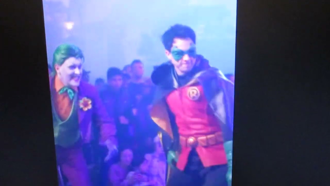 Warner Bros. Movie World BatGirl Show !