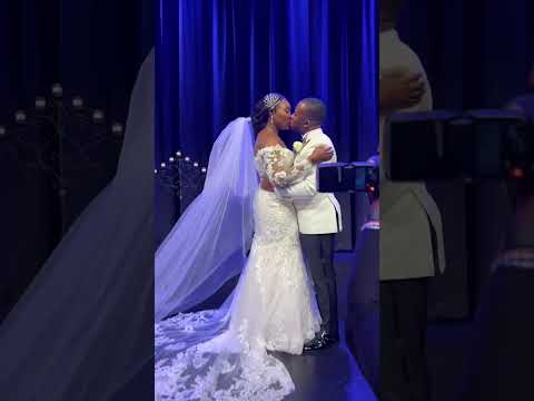 Bride said kiss 💋 me until my veil fall off