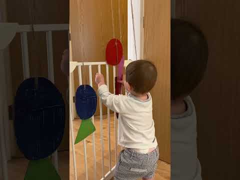 5 ways vertical play to develop baby's gross motor skills #sensoryplay