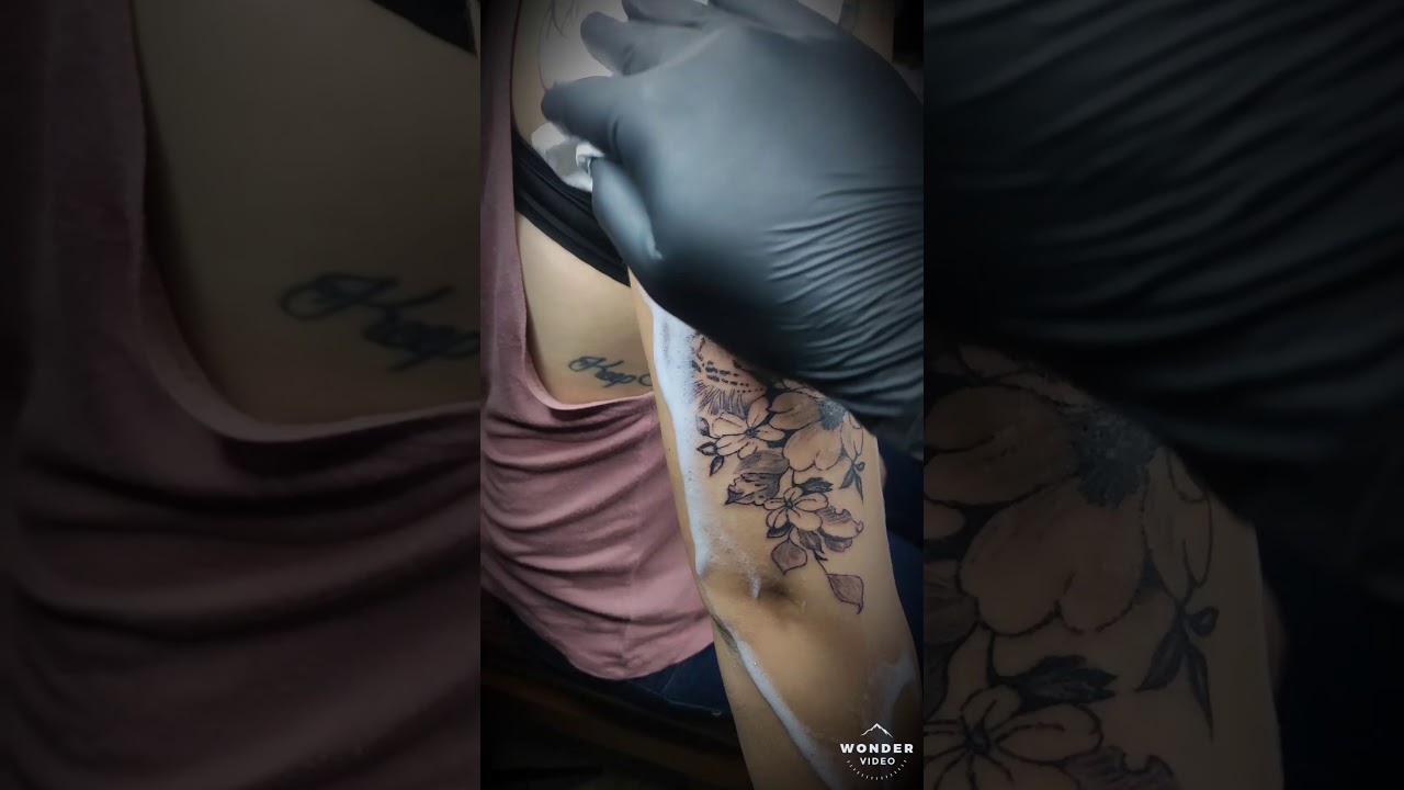 Tattoo Tigre entre flores