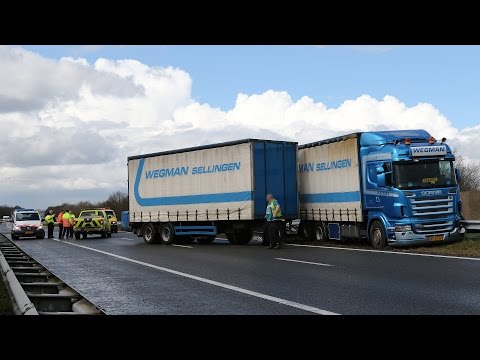 Sappemeer - A7 afgesloten vanwege geschaarde vrachtwagen in middenberm