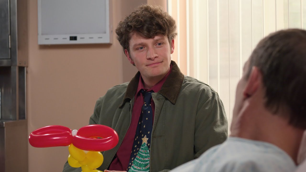 CB Finally Understands What Lainey Sees in Barry - Schooled