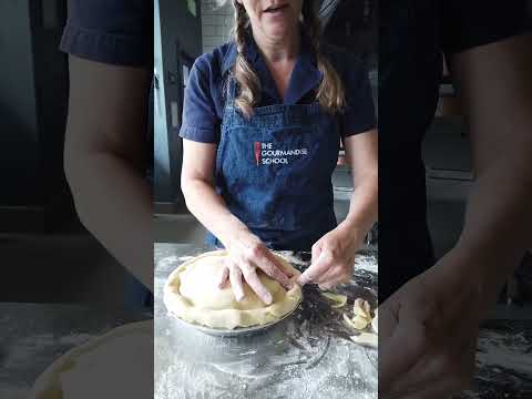 How to Crimp a Pie – Pastry Chef, Clémence de Lutz from The Gourmandise School