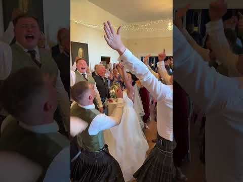 Server falls over and bursts into song at this Scottish wedding! Check out the husband’s reaction