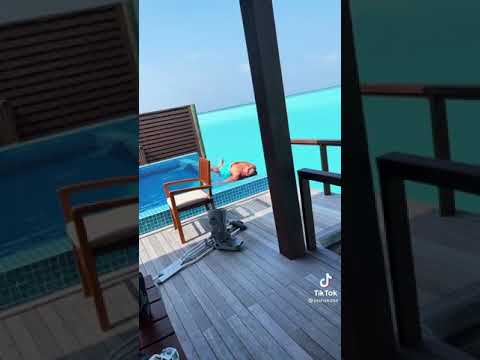 Katie Brueckner pranks Josh during their honeymoon... lol #jatievlogs #jatiehoneymoon