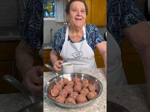 Nonna Pia Makes Her Delicious Meatballs 🤌🏼👵🇮🇹 #nonnapia #meatballs #italiancooking #madein
