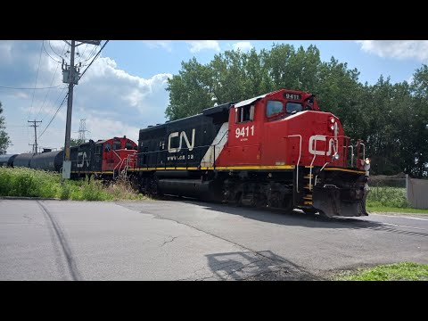 CN L526 arriving in Boucherville, Qc with a rare #gp40 leader and a #gp9 trailling 2nd! #local #cn