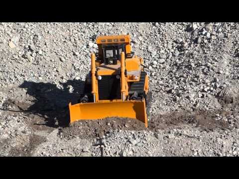 Caterpillar D10 Dozer Pushing Gravel (New Bright R/C)
