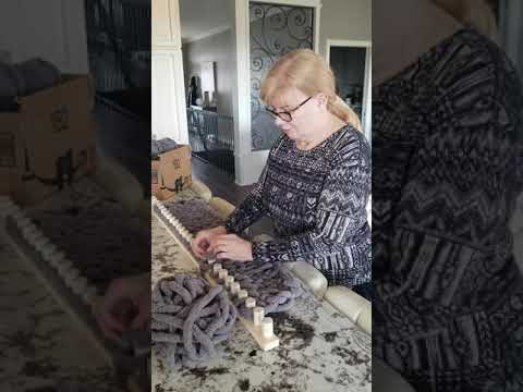 Knitting Chunky Blankets with this knitting loom