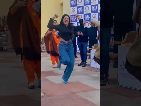 Satinder Sartaj and Neeru Bajwa dance in university #neerubajwa #satindersartaaj #kalijotta