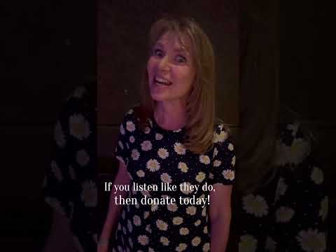 Attendees at The Moth Phoenix StorySLAM who say "I Listen!" to KJZZ (part 4) #shorts