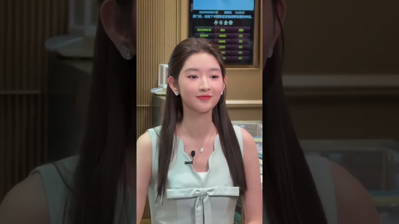 The little fairy Wang Yuwen showed up at Zhengzhou Mixc. Her light green suit was so beaut