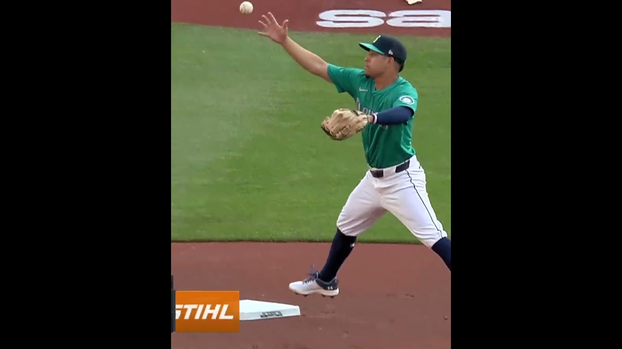 The Mariners middle infield pulled off some real sorcery 😯🪄