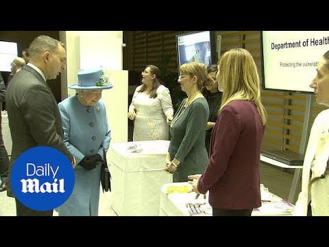 Queen pays tribute to civil servants during Home Office visit - Daily Mail