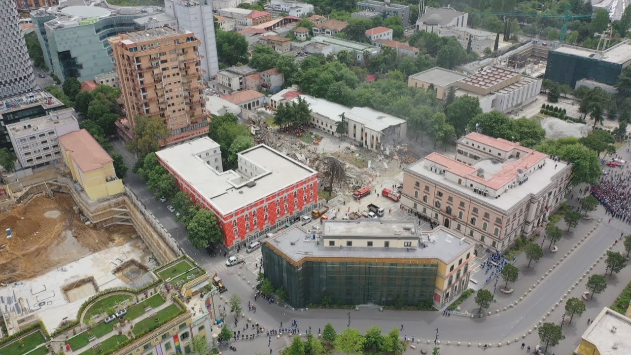 Pamjet me dron nga godina e shembur e Teatrit Kombëtar (Pa koment) – A2 CNN Pamjet me dron nga godina e shembur e Teatrit Kombëtar (Pa koment) – A2 CNN