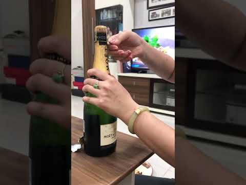 How to open Moët Champagne 🍾 🍾 🍾