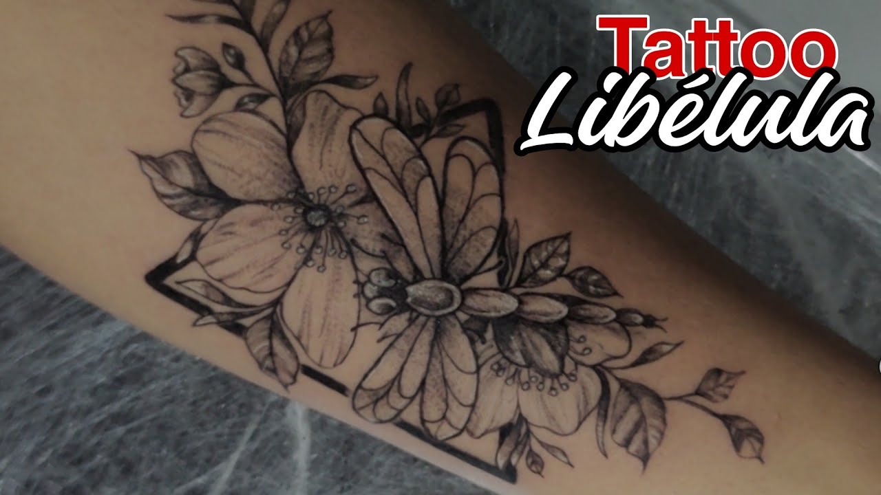 Tattoo - Tatuagem de libélula com flores e triângulo no estilo Fineline/Rastelado