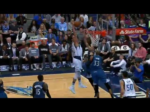 Dwight Powell pour un dunk puissant face aux Wolves