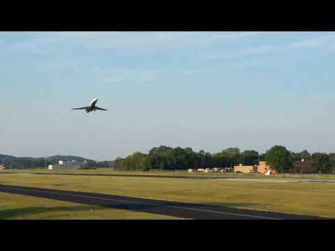 N290EE Departing M54