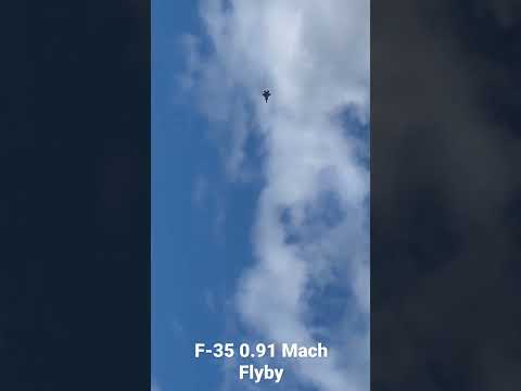 F-35 0.91 Mach (700 MPH) Flyby