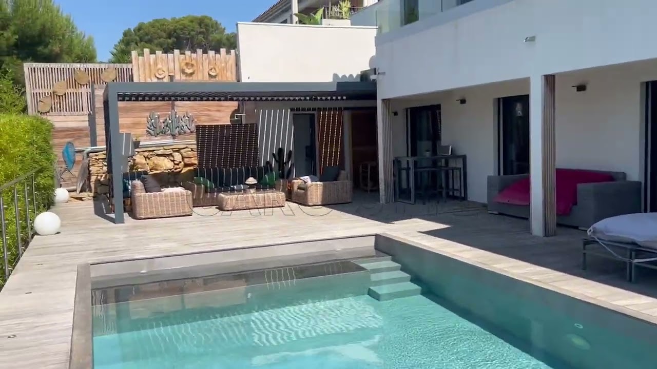 Piscine design brut et moderne