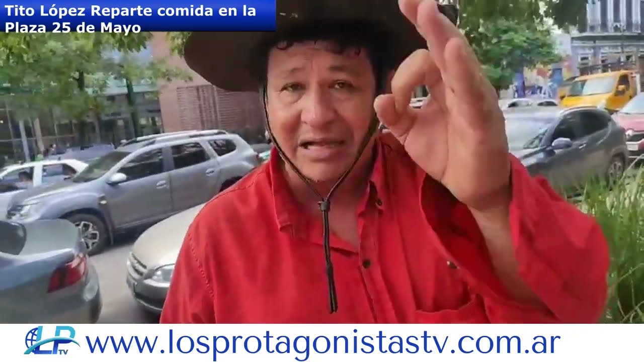 Tito López Dirigente social, reparte comida en la plaza 25 de Mayo ...