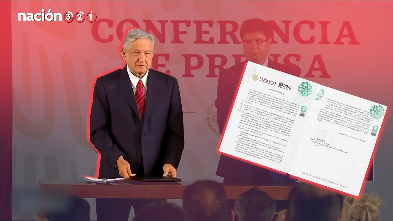 AMLO firma documento para no reelegirse