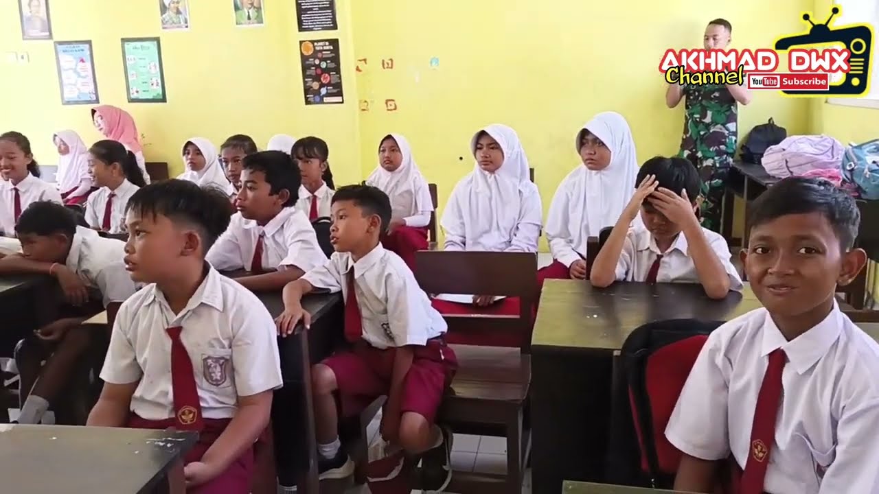 Babinsa memberikan wawasan kebangsaan kepada anak didik sekolah dasar