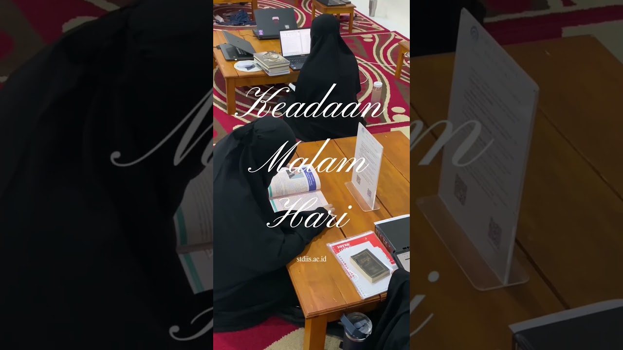 suasana malam hari di perpustakaan putri STDIIS